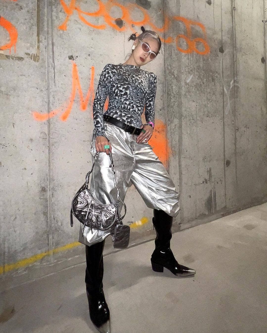 Embrace The Metallic Trend With This Effortlessly Cool Look