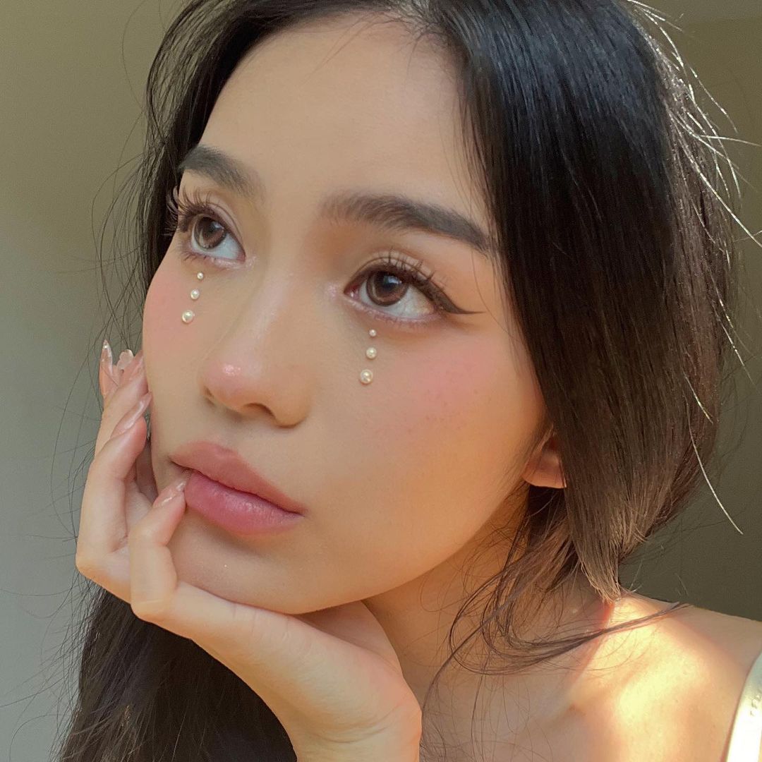 Enhance Your Eyes With Delicate Embellishments