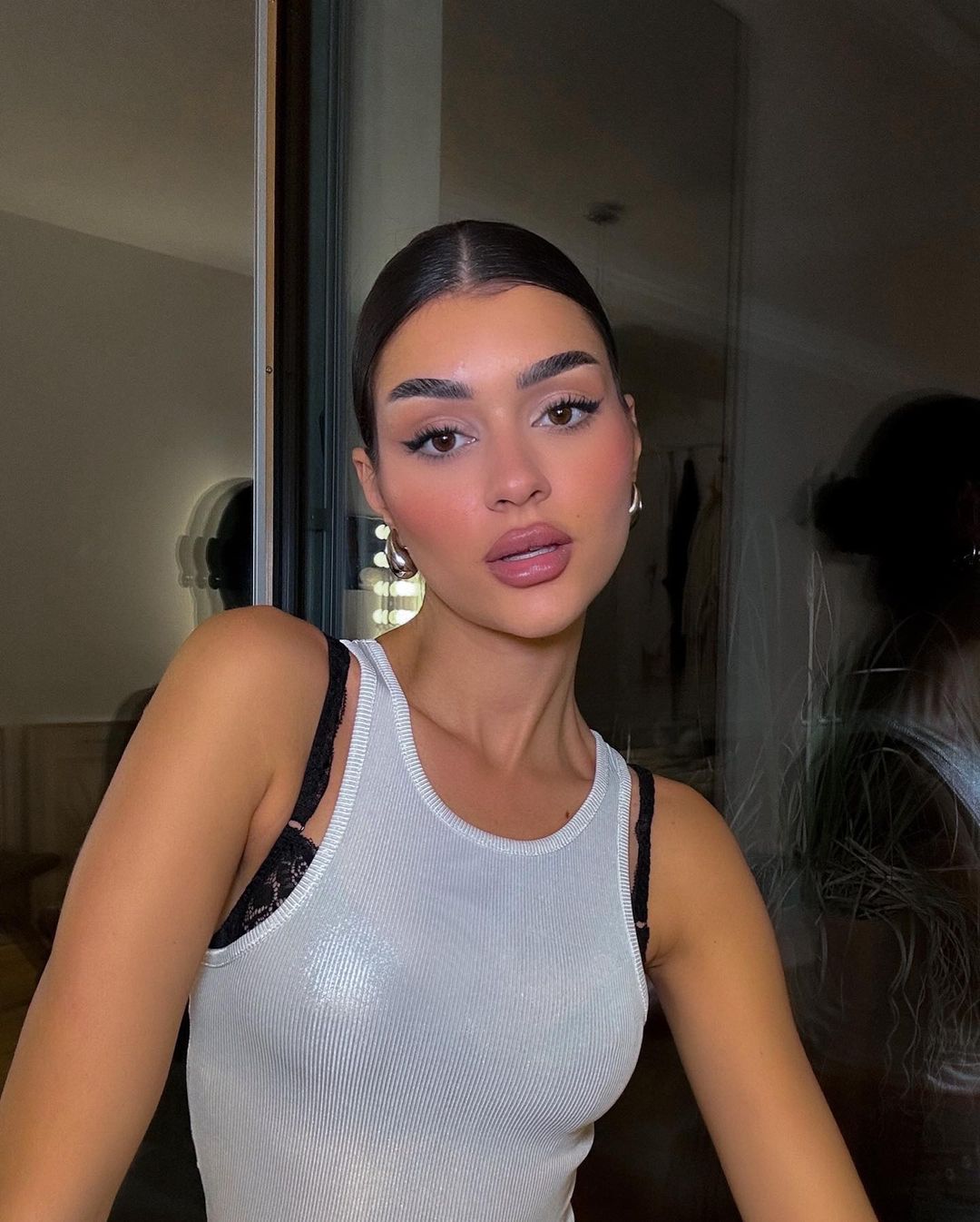 How To Adapt The Clean Girl Makeup For Fall And Winter