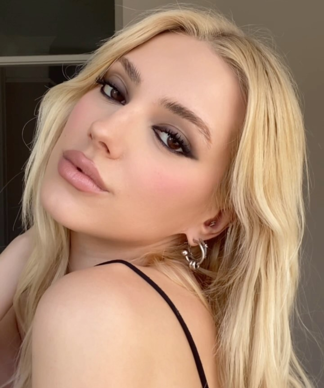 Breaking Down Male Gaze Vs. Female Gaze Makeup