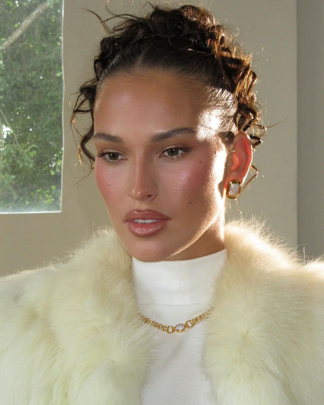 Heavy Highlighter Makeup Looks Are Trending This Fall