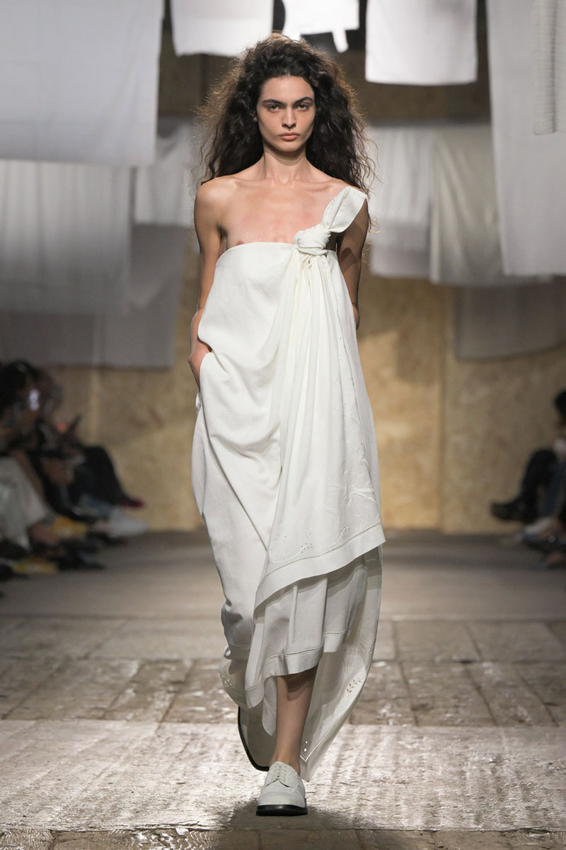Moschino Spring 2025 Collection Is A Mixture Of Playful Energy And ...