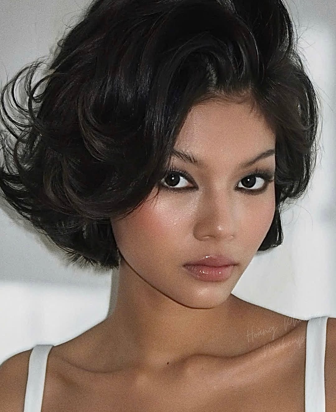 Achieve Iconic 90s Glam With This Smokey Eye Makeup