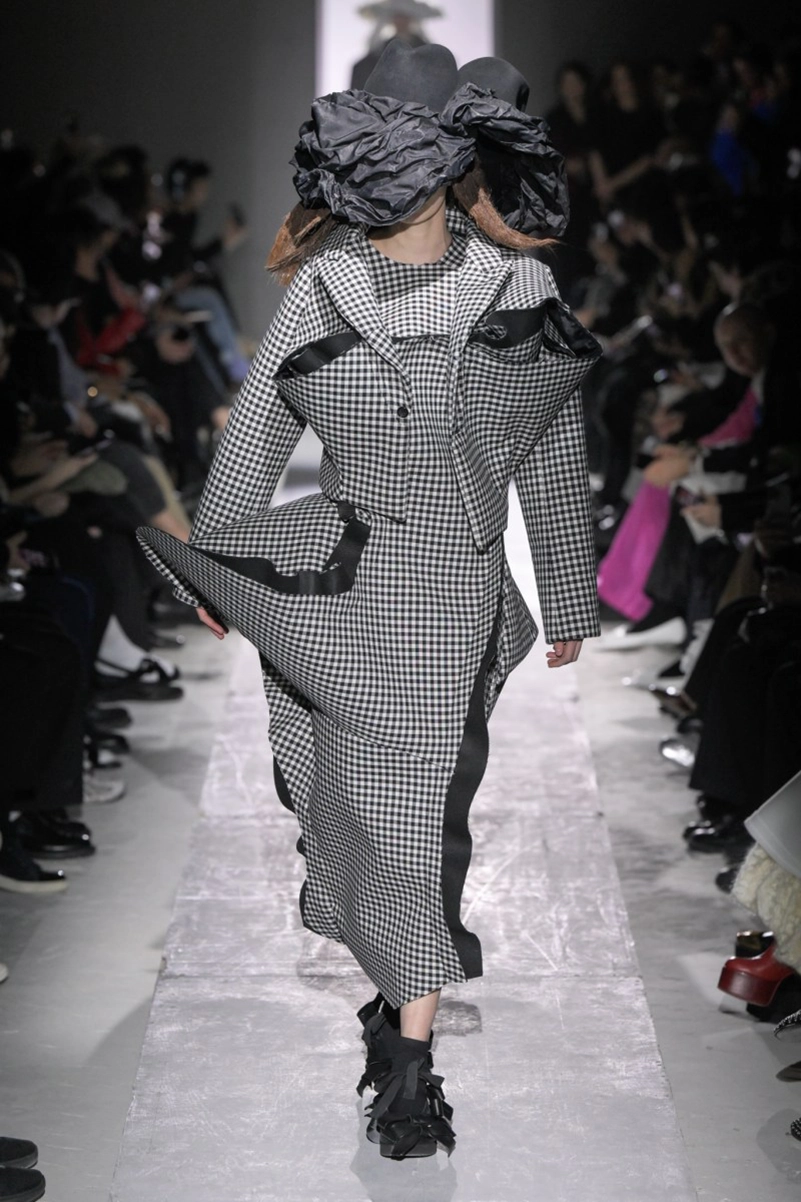 Forward Shapes Command The Runway In Comme Des Garçons' Fall 2025 ...