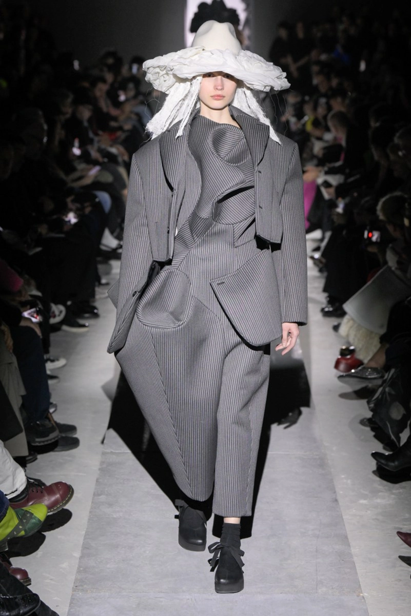 Forward Shapes Command The Runway In Comme Des Garçons' Fall 2025 ...