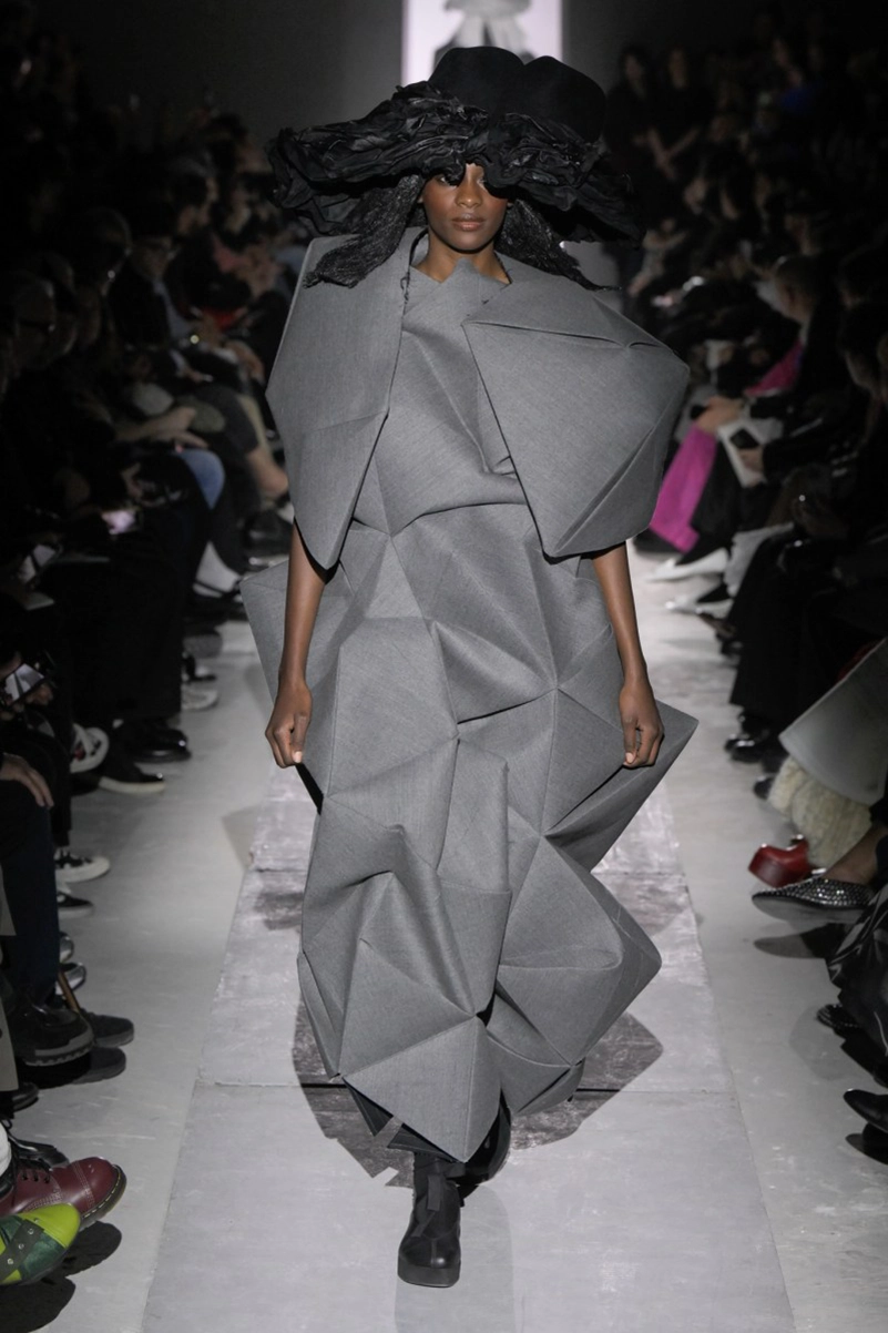 Forward Shapes Command The Runway In Comme Des Garçons' Fall 2025 ...