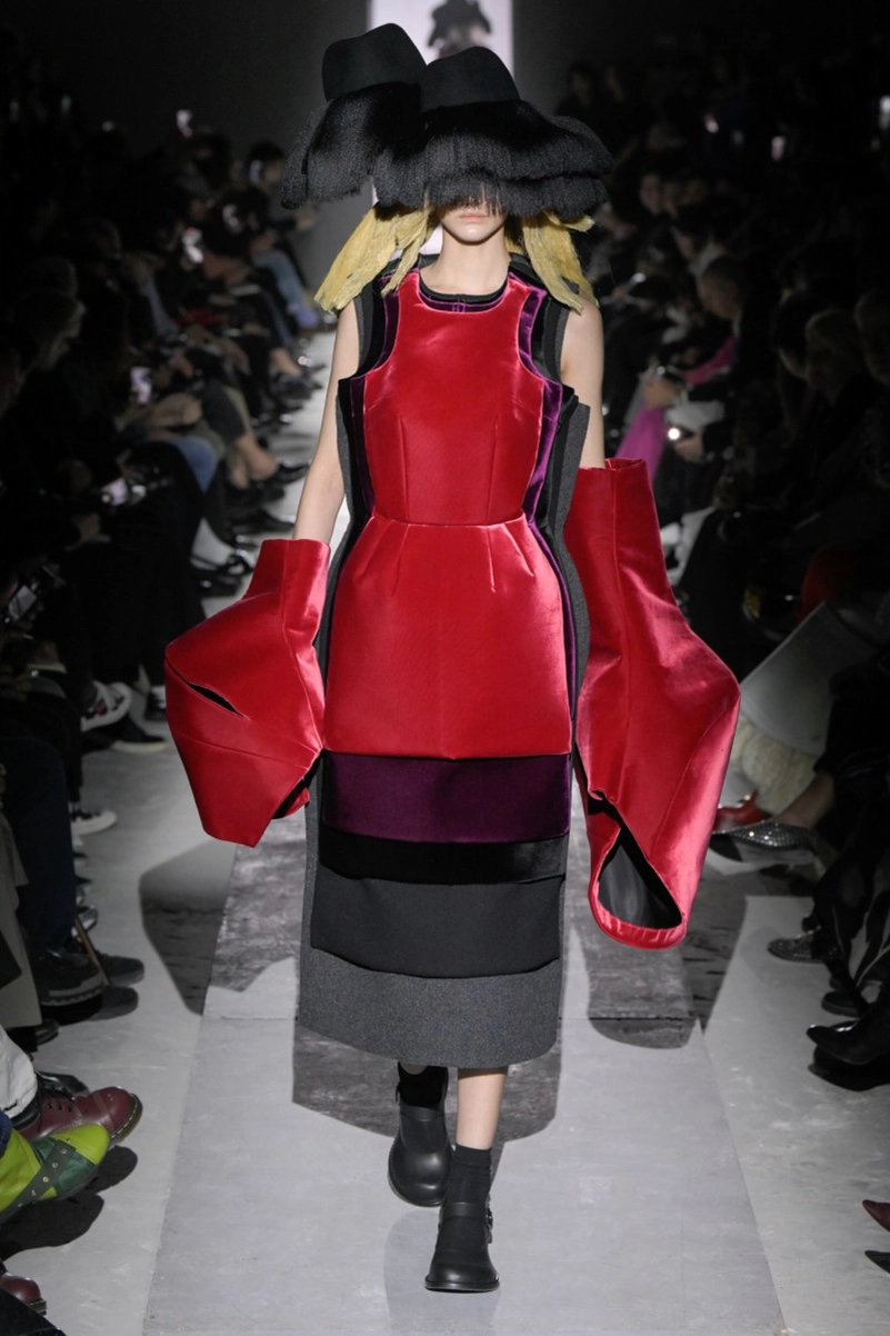 Forward Shapes Command The Runway In Comme Des Garçons' Fall 2025 ...