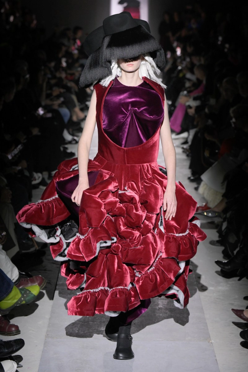 Forward Shapes Command The Runway In Comme Des Garçons' Fall 2025 ...