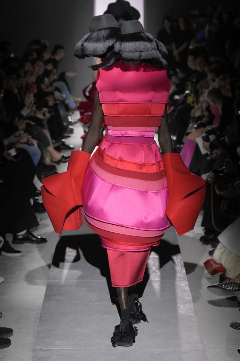 Forward Shapes Command The Runway In Comme Des Garçons' Fall 2025 ...