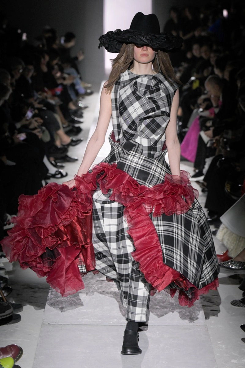 Forward Shapes Command The Runway In Comme Des Garçons' Fall 2025 ...