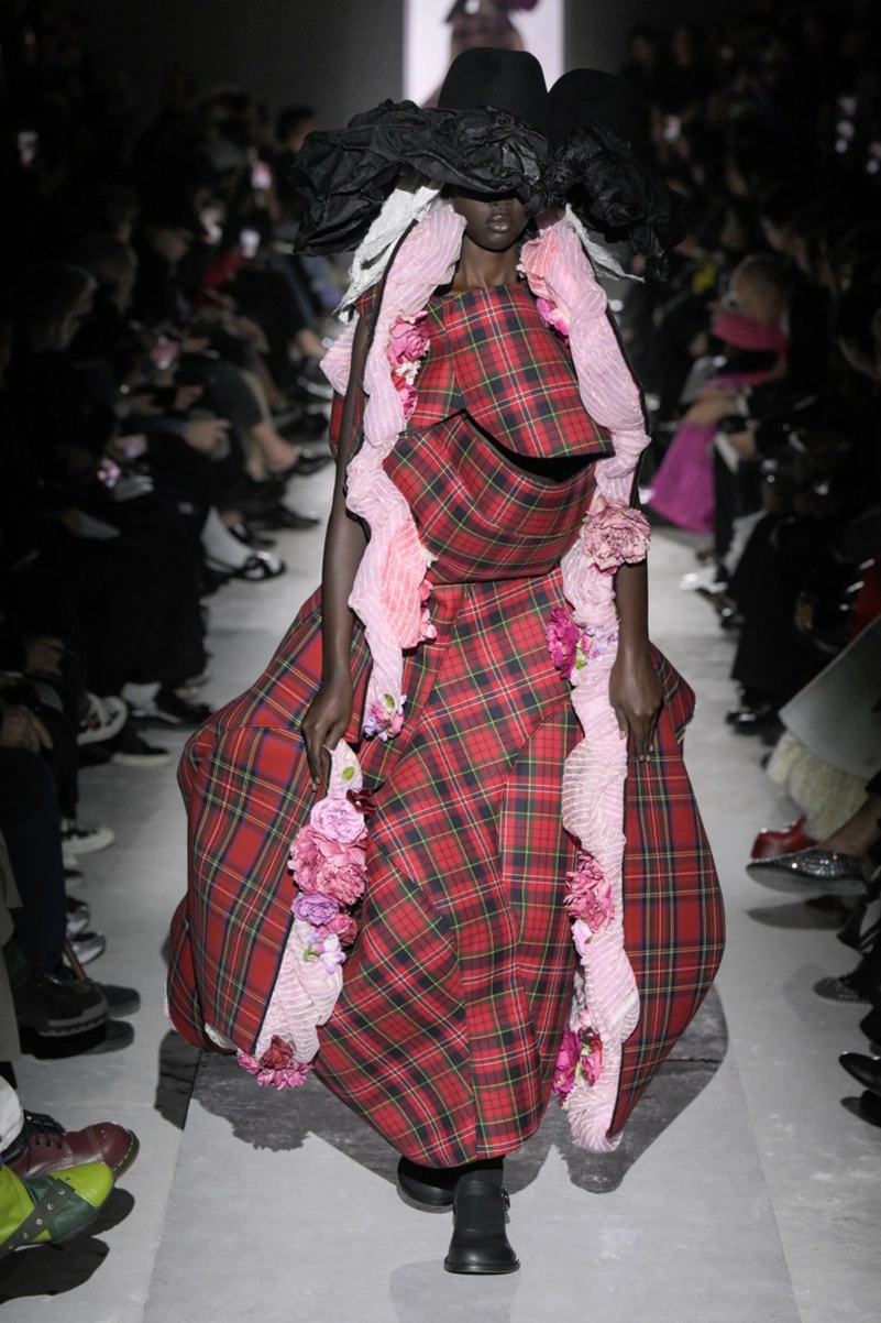 Forward Shapes Command The Runway In Comme Des Garçons' Fall 2025 ...