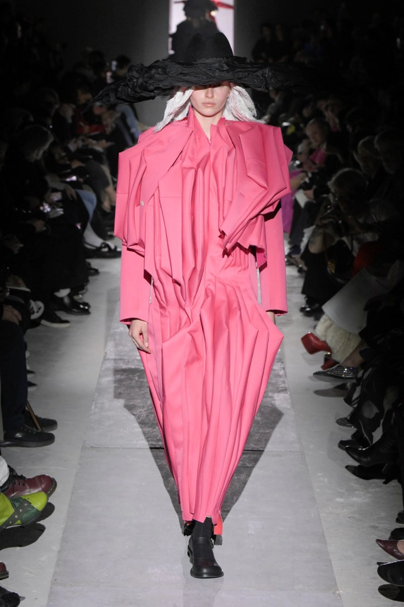 Forward Shapes Command The Runway In Comme Des Garçons' Fall 2025 ...