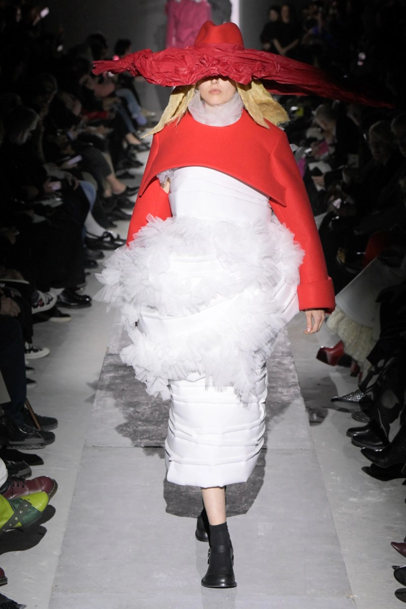 Forward Shapes Command The Runway In Comme Des Garçons' Fall 2025 ...