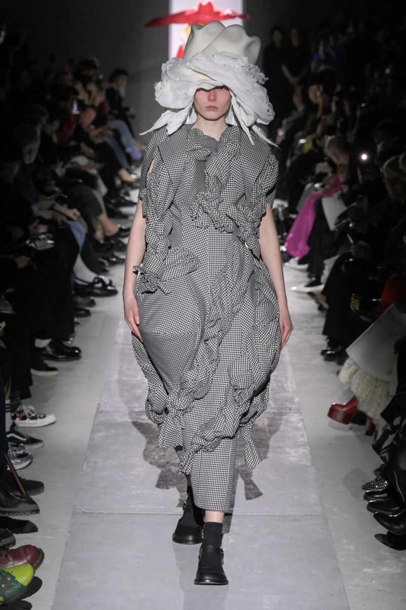 Forward Shapes Command The Runway In Comme Des Garçons' Fall 2025 ...