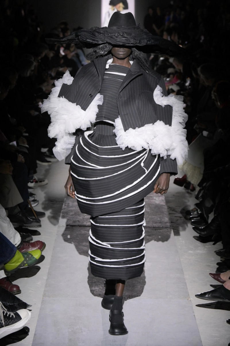 Forward Shapes Command The Runway In Comme Des Garçons' Fall 2025 ...