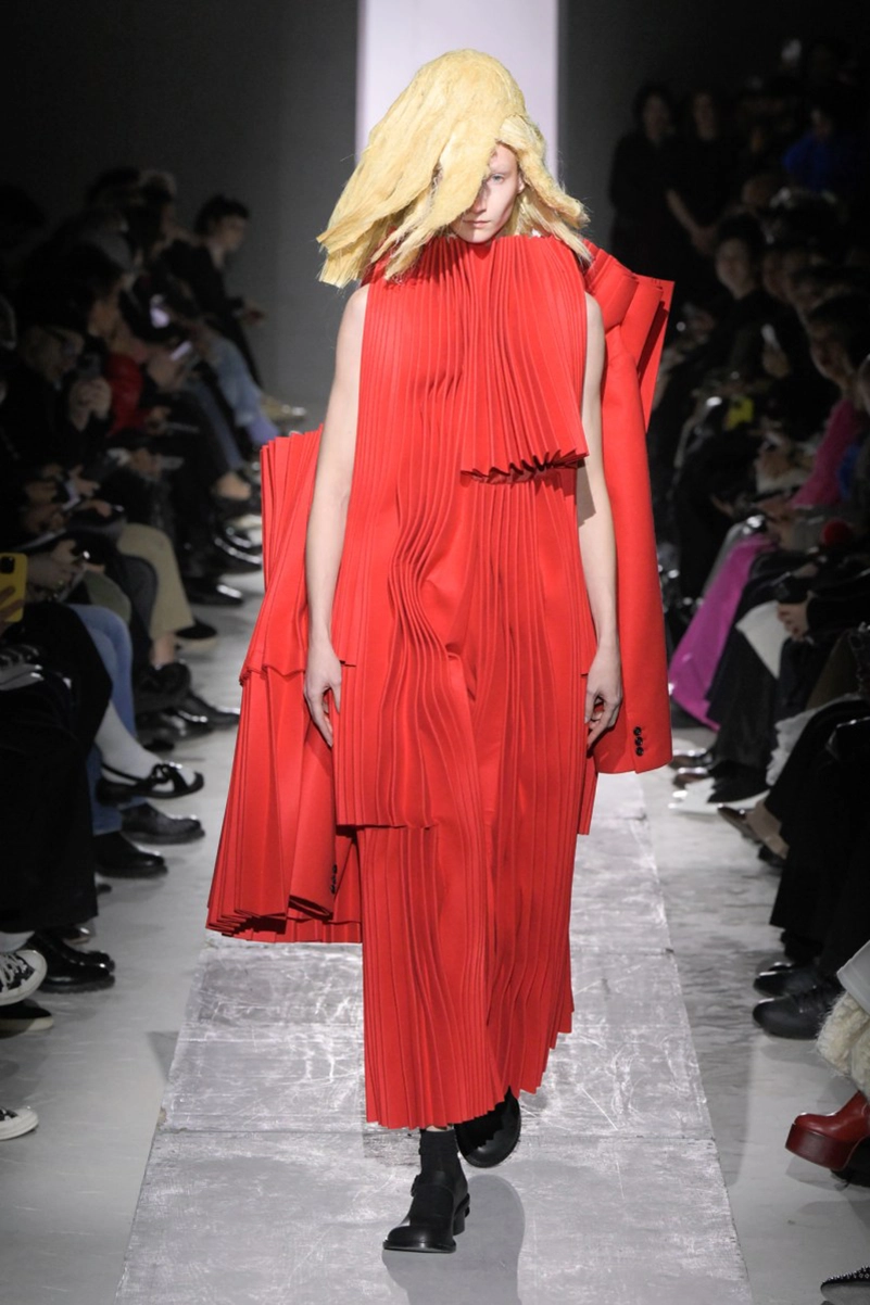Forward Shapes Command The Runway In Comme Des Garçons' Fall 2025 ...