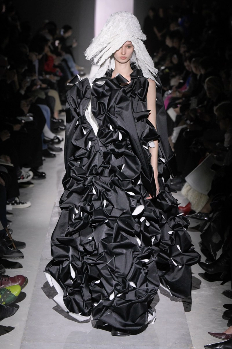 Forward Shapes Command The Runway In Comme Des Garçons' Fall 2025 ...