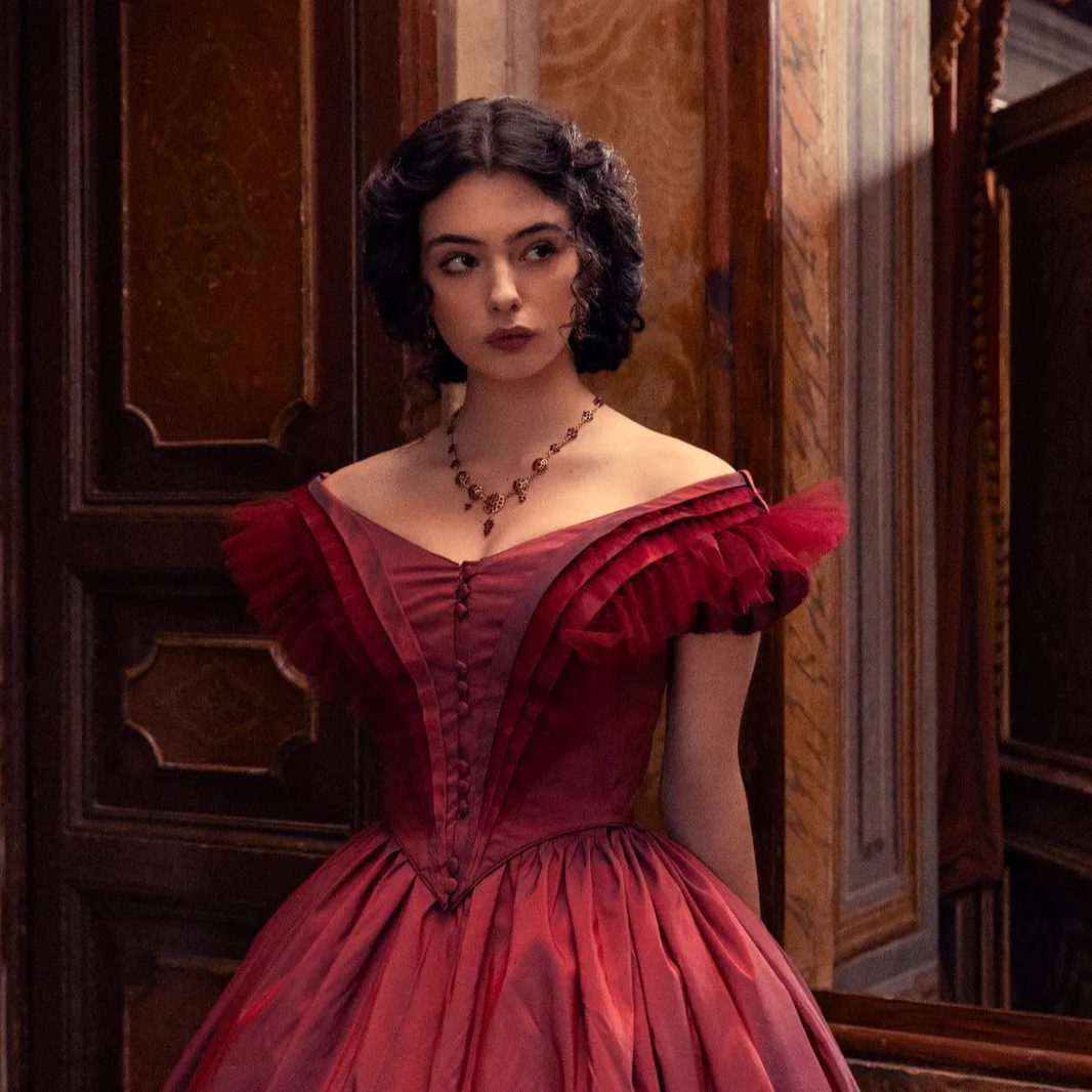 Achieve Timeless Beauty With Deva Cassel Inspired Makeup