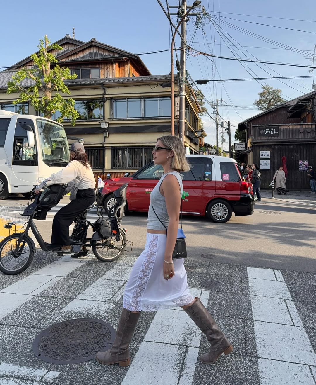 10 Dreamy Lace Skirt Outfits That Define Modern Romance