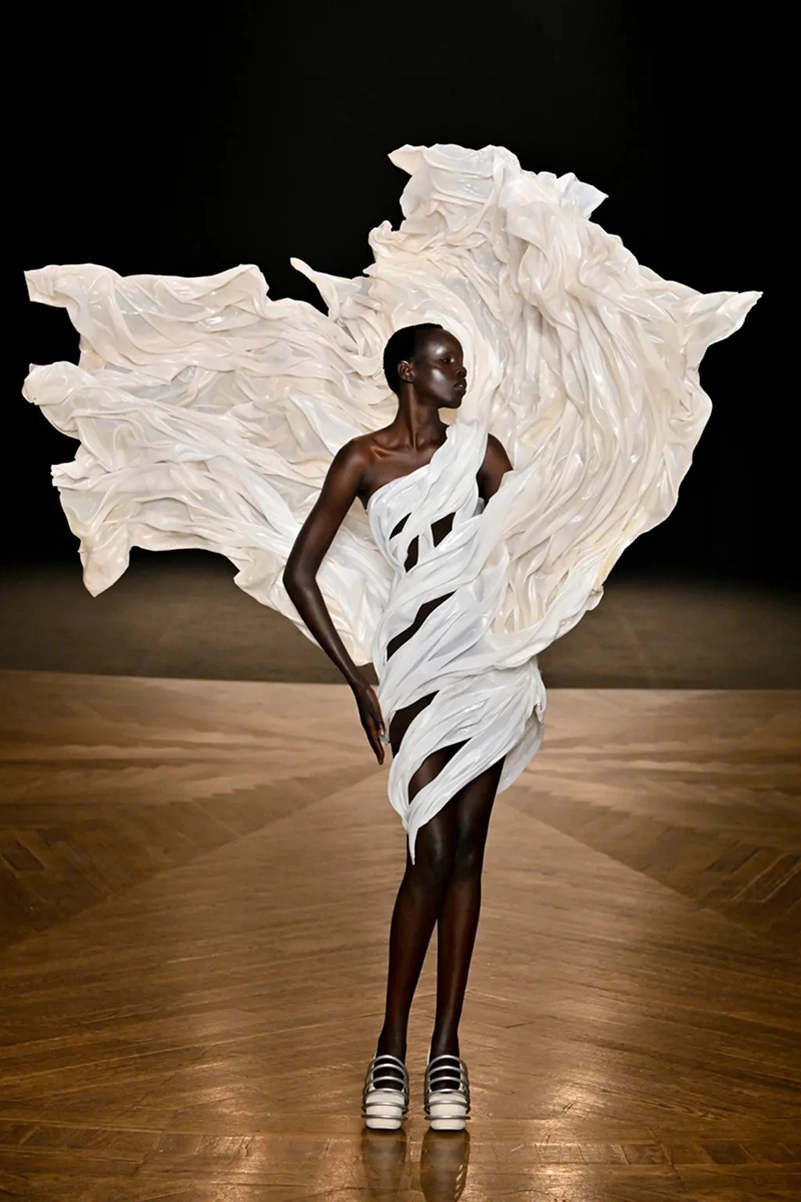 Iris Van Herpen Fall 2025 Couture Blurs The Line Between Nature And ...
