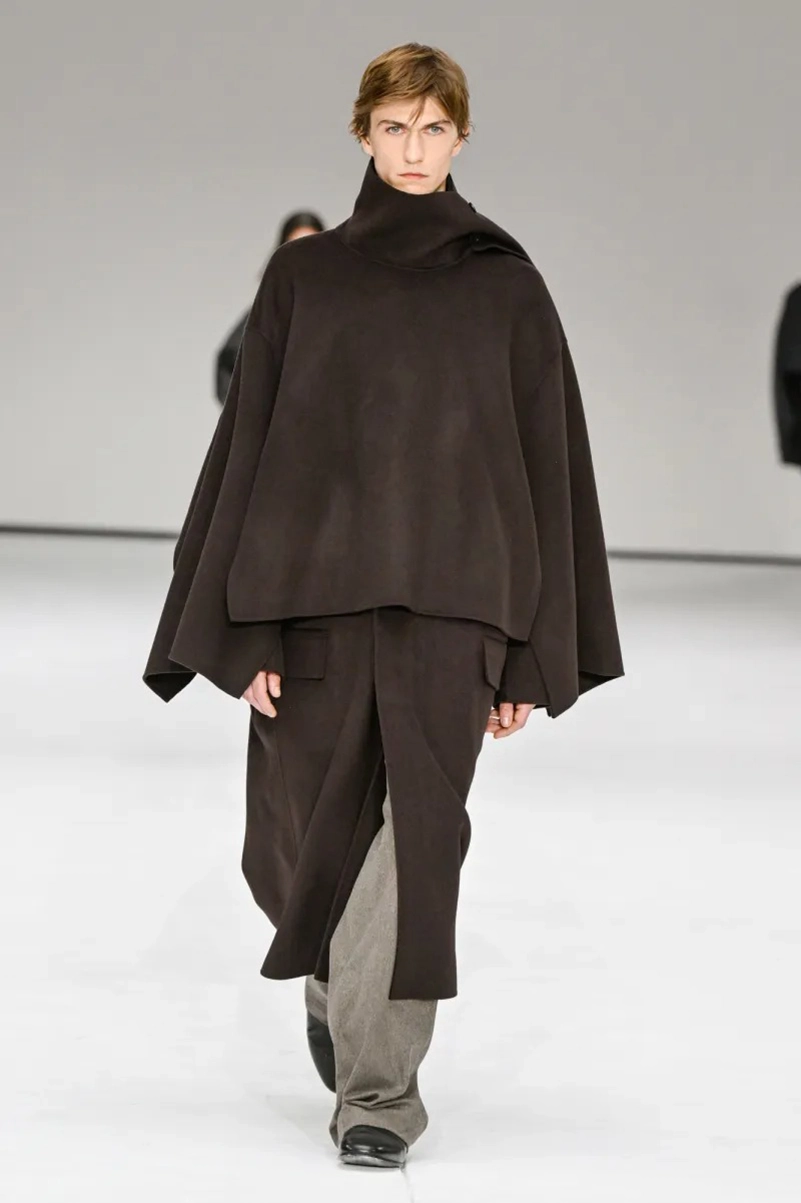 COS Fall 2025 Refines Smart Minimalism With A Modern Edge