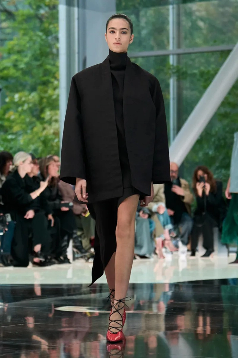 Pieter Mulier Brings Timeless Elegance To Alaïa’s Spring 2026 Chapter