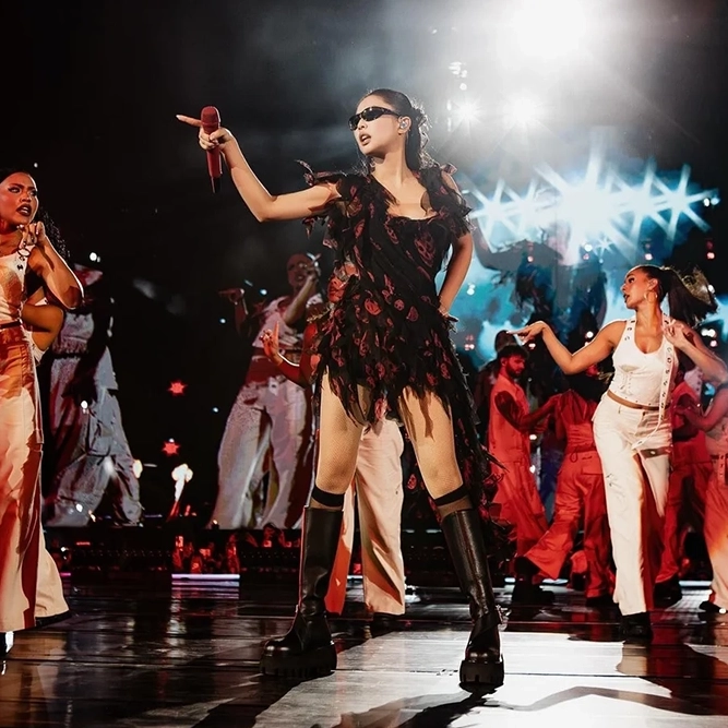 Jisoo And Jennie Bring Alexander McQueen Power To BLACKPINK’s Stage