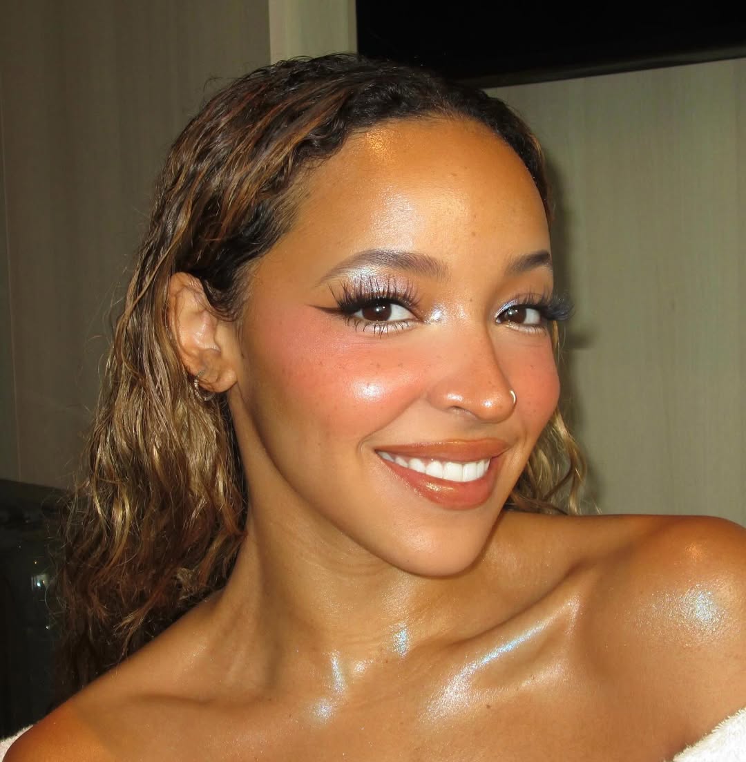 Channel Goddess Vibes With The Snowflake Shadow Makeup