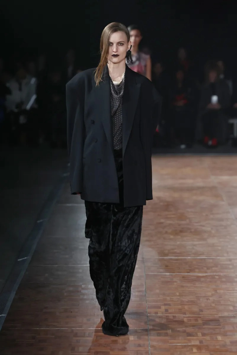 AREA Fall 2026 Turns Glamour Into A Spell On The Runway