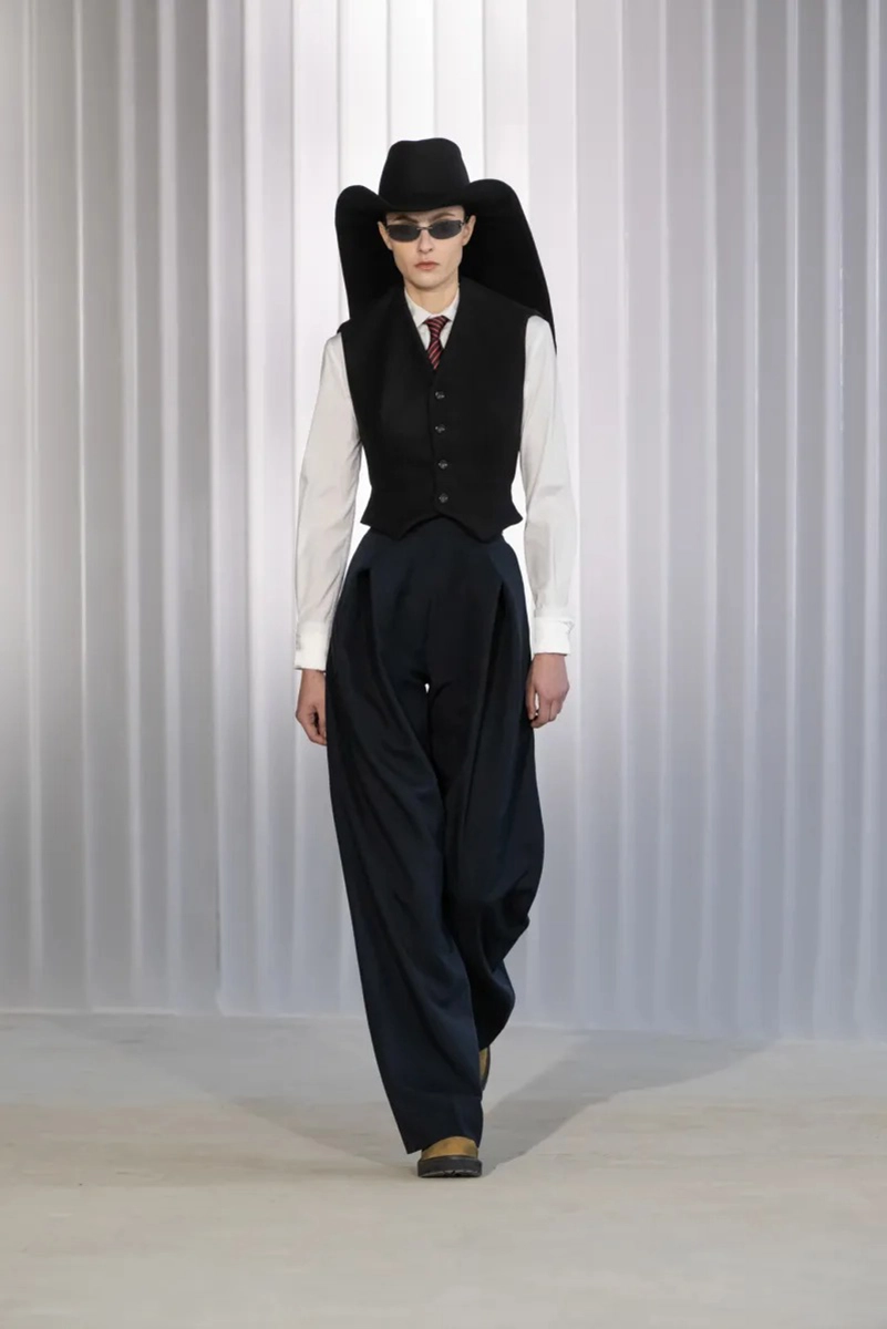 Jean Paul Gaultier Fall 2026 Centers Structure, Shape, And Gender Fluid ...