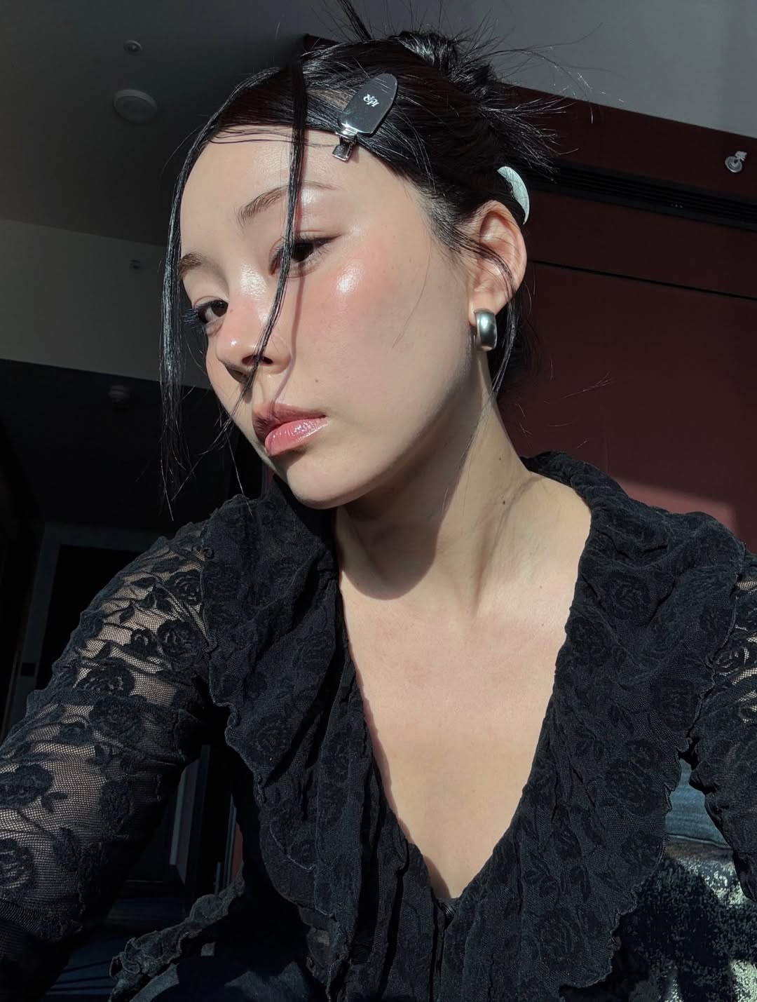 Cool Girls Are Wearing Hair Snap Clips Again