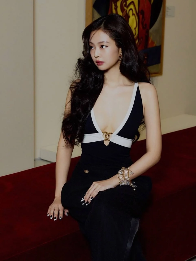 Jennie At CHANEL Métiers D’art 2026 Seoul Spotlights A Navy Halter Look