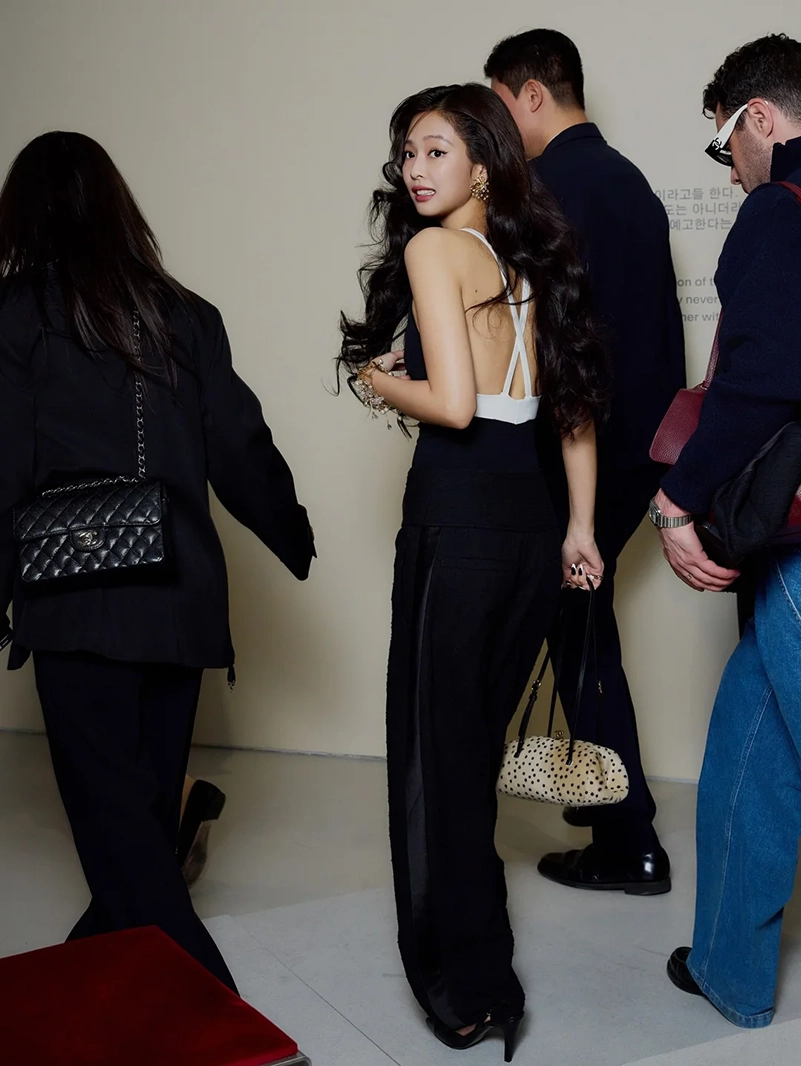 Jennie At CHANEL Métiers D’art 2026 Seoul Spotlights A Navy Halter Look