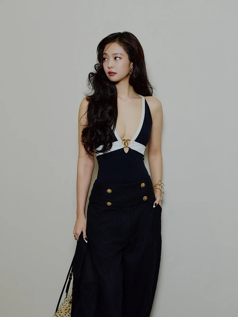 Jennie At CHANEL Métiers D’art 2026 Seoul Spotlights A Navy Halter Look